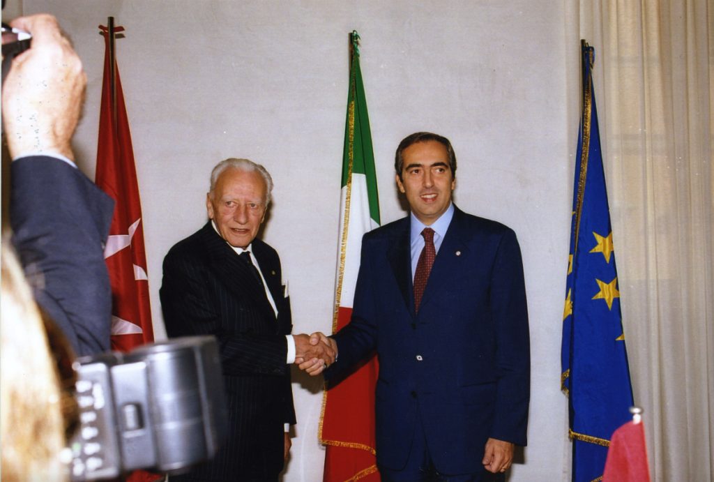 Signature of the agreement between the Italian post office and the ...
