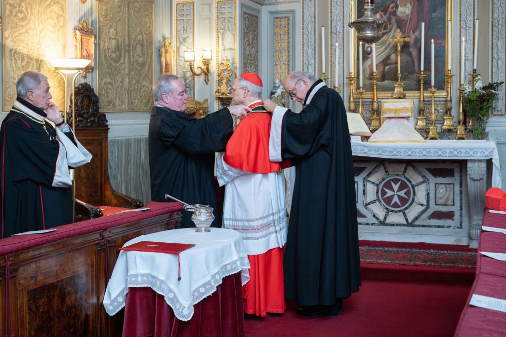 Kardinal Robert Francis Prevost die Insignien des Ehren- und Devotions ...
