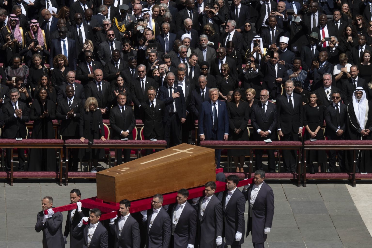 Pope Francis, the world’s final farewell and the tribute of the Order ...